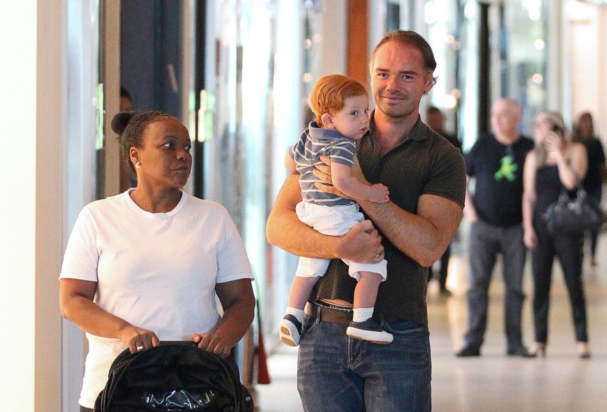 Thor Batista passeia com filho no Rio de Janeiro; fotos