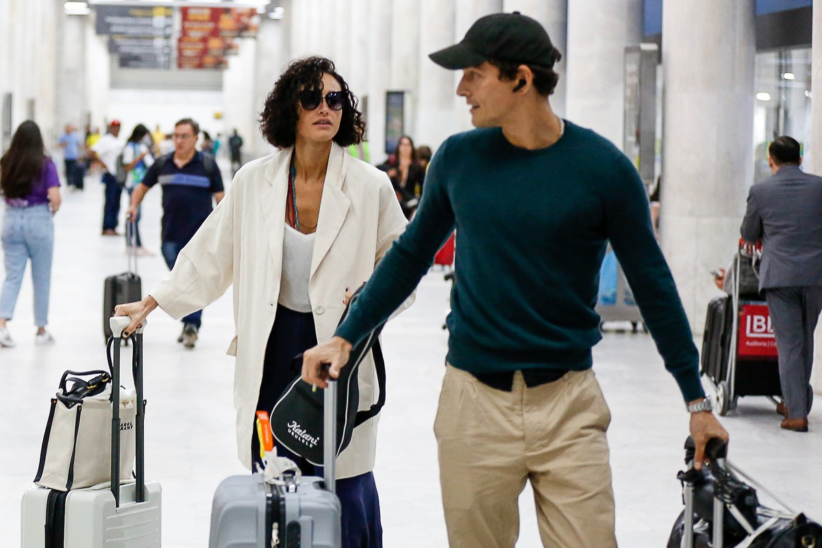 Débora Nascimento faz aparição rara com o namorado, Alex Cunha