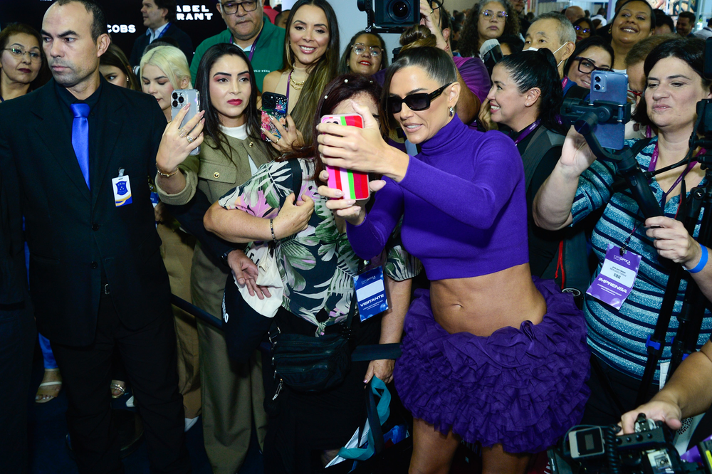 Após separação, Deborah Secco participa de evento com barriga à mostra