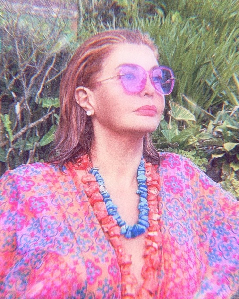 Aos 58 anos, Roberta Close posa de maiô decotado em dia de praia