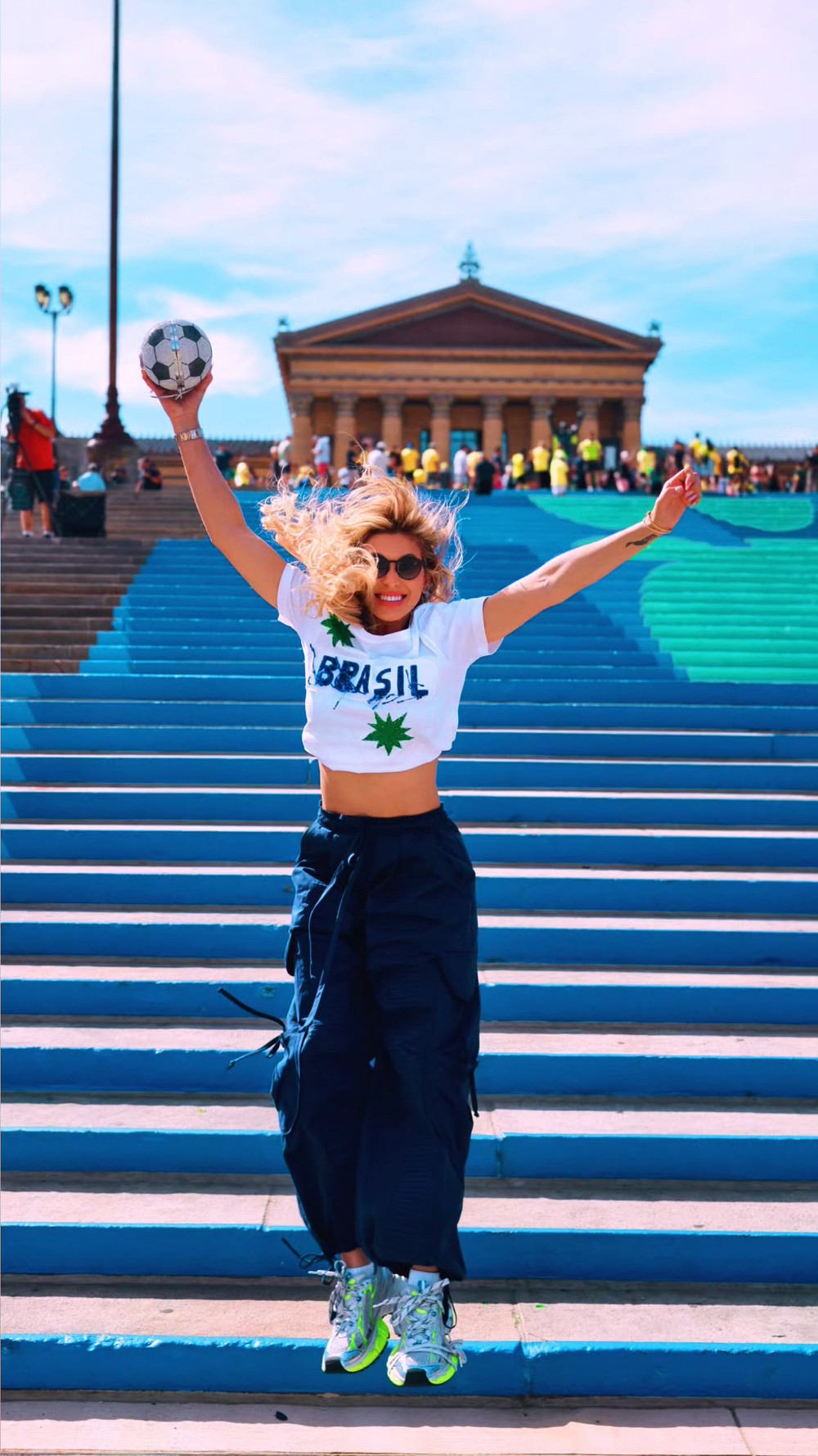 De barriga de fora, Lívia Andrade chega aos EUA para jogo do Brasil e ...