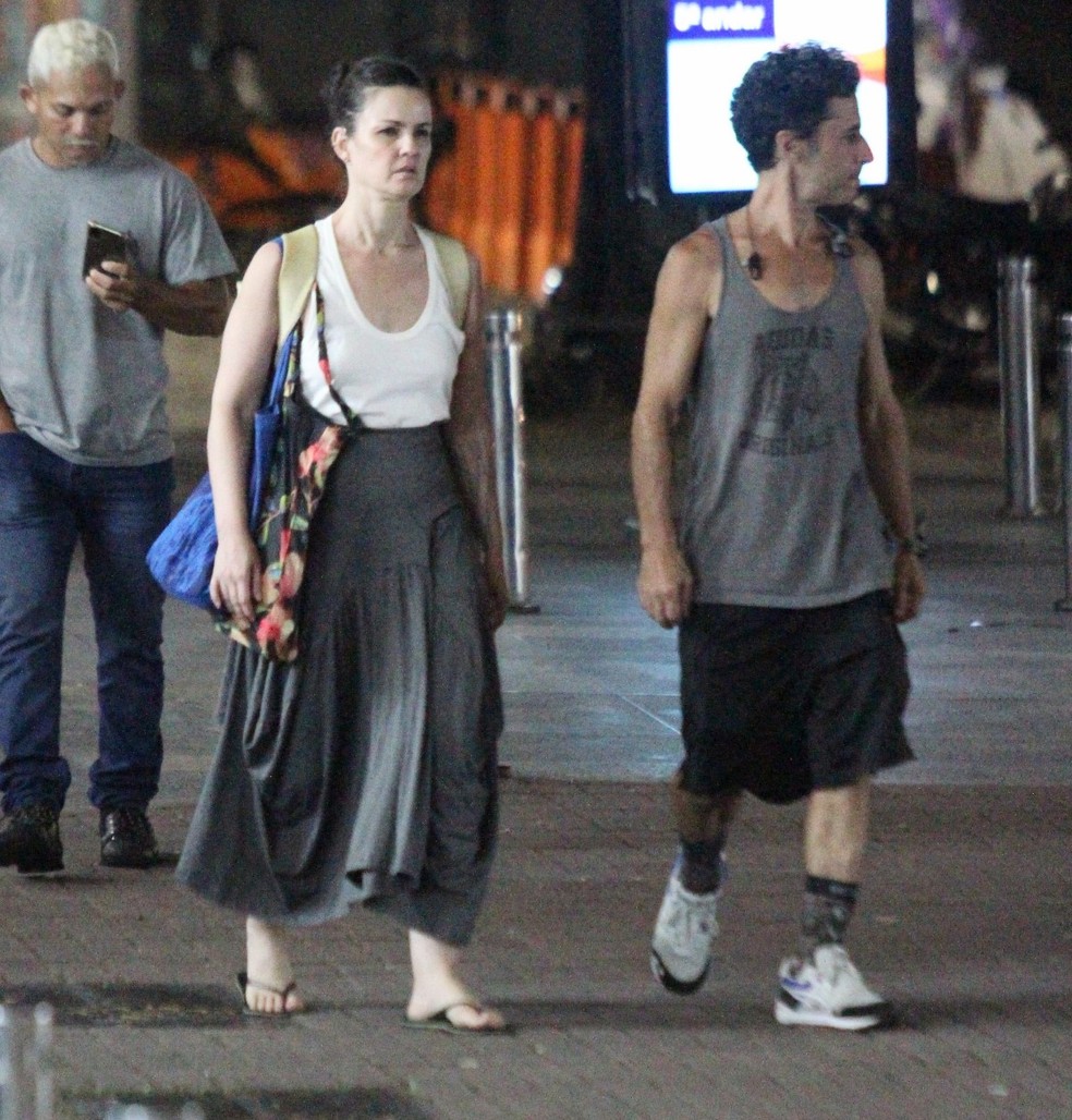 De cara limpa, Carolina Kasting faz aparição rara com o marido ...