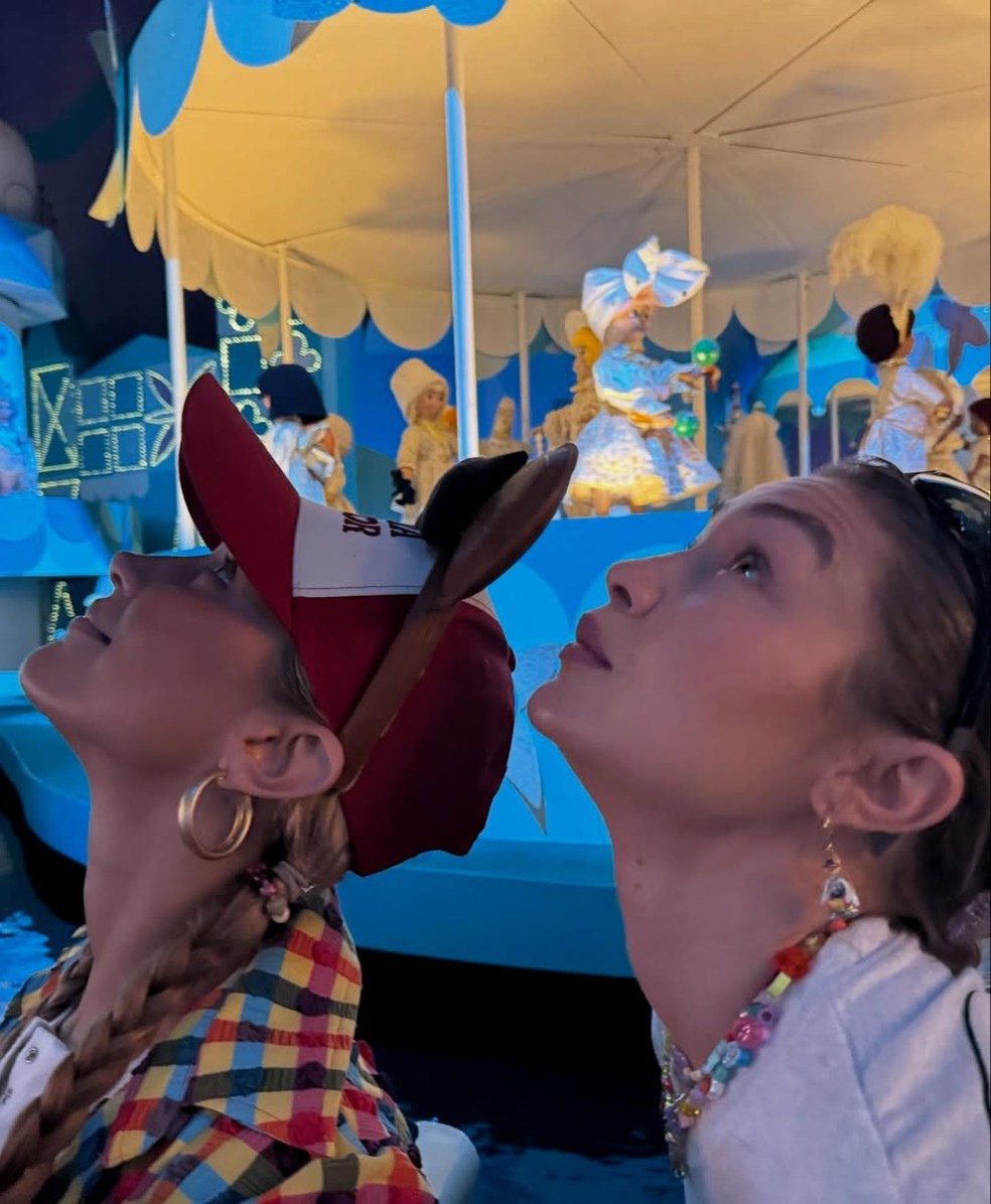 Gigi Hadid abre álbum de fotos na Disney ao lado de filha com Zayn ...