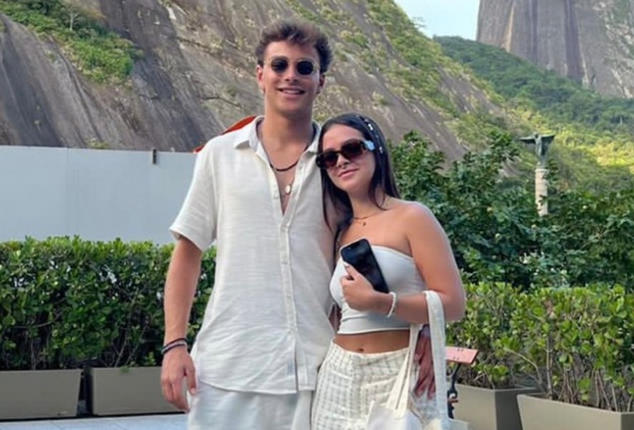 Mel Maia passeia pelo Rio de Janeiro na companhia de namorado surfista