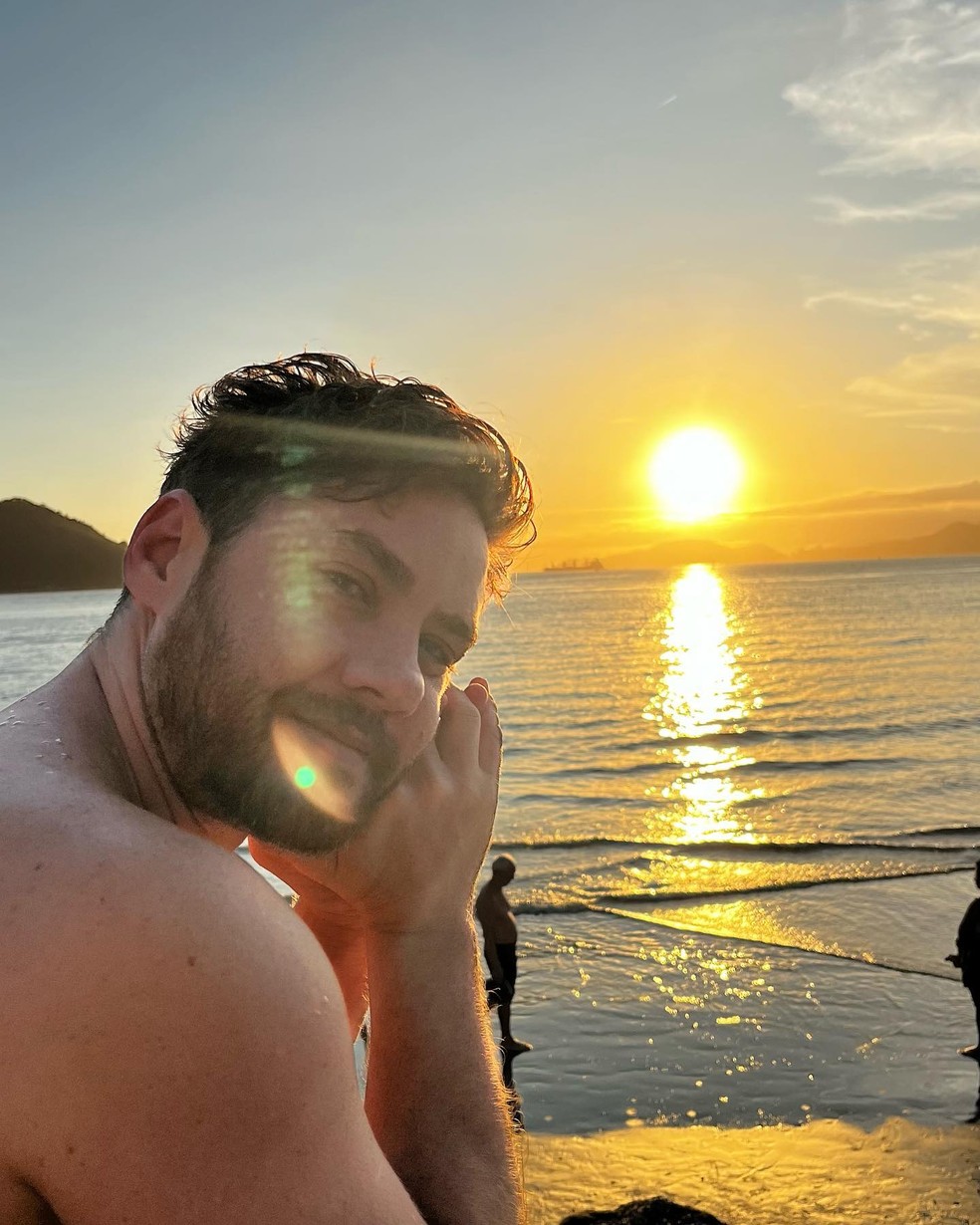 De sunga, Leonardo Miggiorin toma ducha e agita a web: 'Zoom chega a tremer'; assista