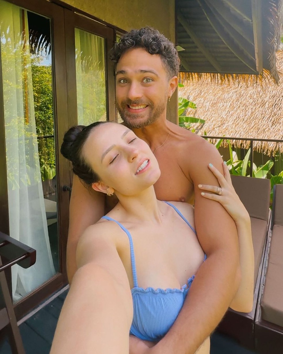 Larissa Manoela abre álbum de fotos de viagem romântica com o marido