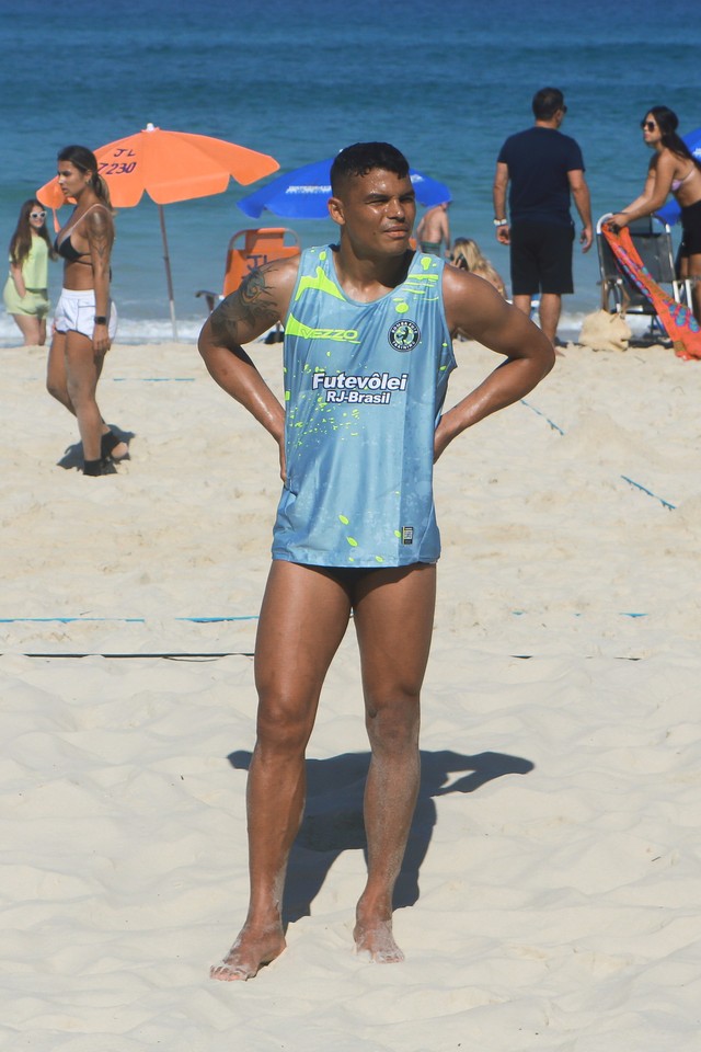 De volta ao Brasil, Thiago Silva mostra habilidade ao jogar futevôlei ...