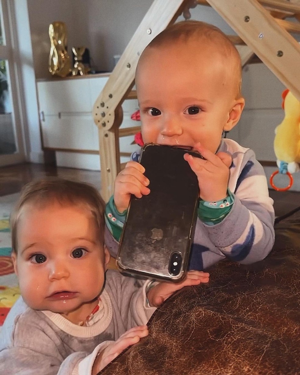 Isabella Scherer encanta ao mostrar primeiros dentinhos dos gêmeos de ...