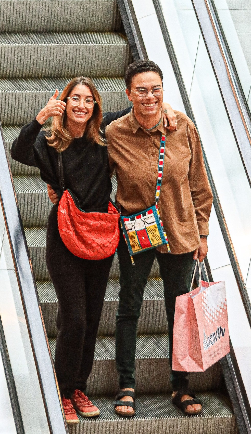 Maria Gadú curte dia de shopping com a namorada, Ana Paula Popi