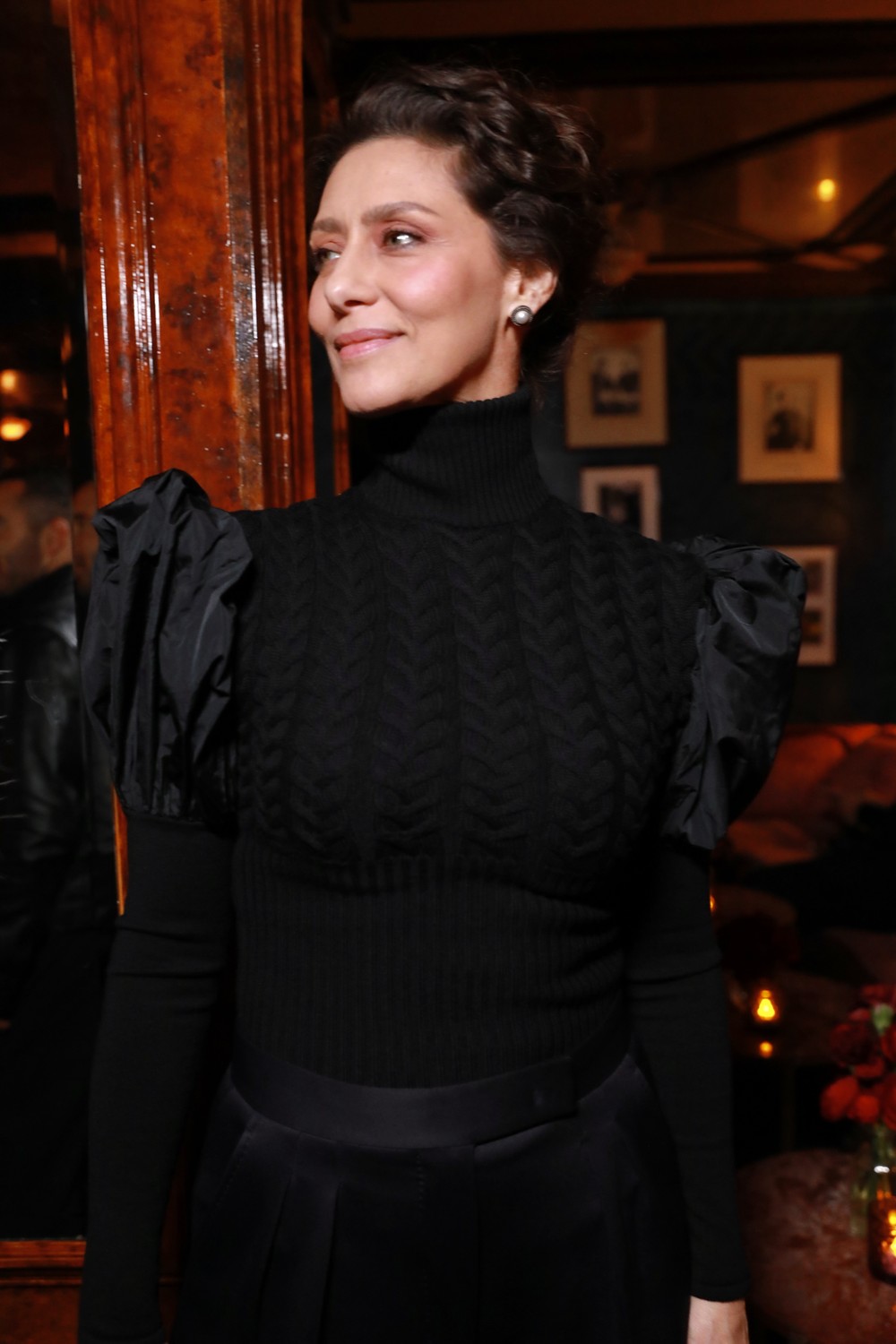 Maria Fernanda Cândido usa look de gola alta e manga bufante para evento