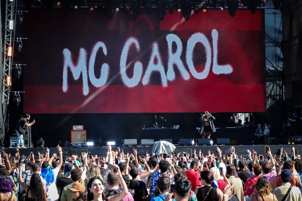 MC Carol se apresenta no MITA após eliminar 50kg