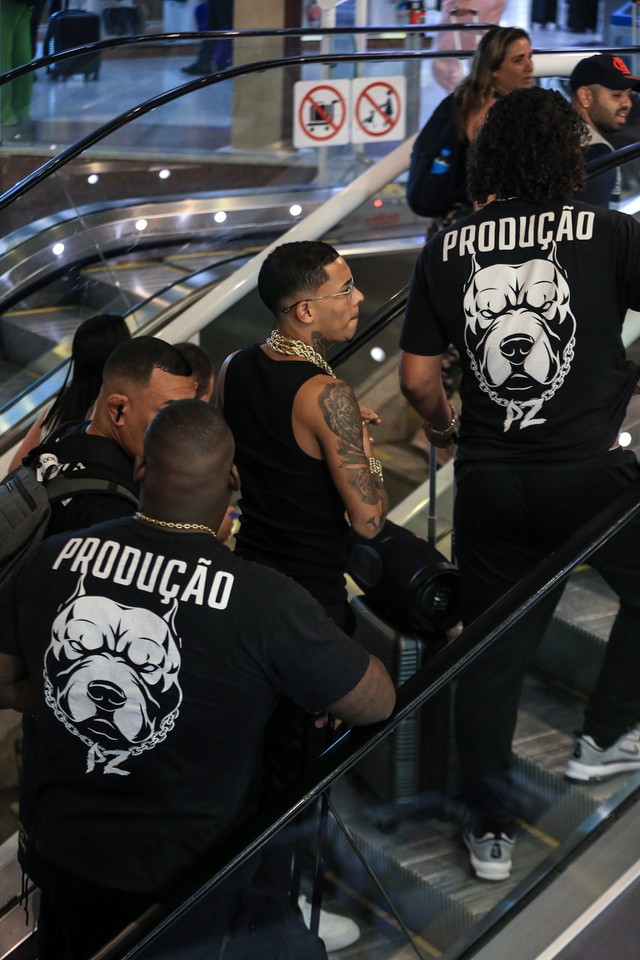 MC Poze ostenta joias em aerolook e causa alvoroço em aeroporto no Rio