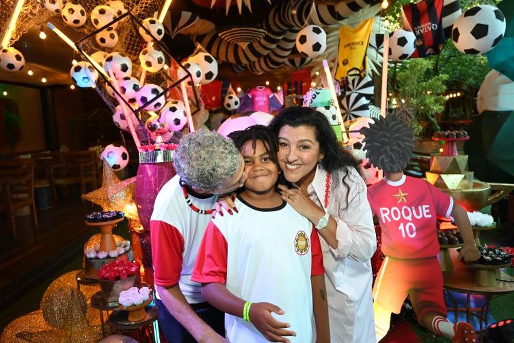 Regina Casé comemora dez anos de seu caçula, Roque, com festa no Rio