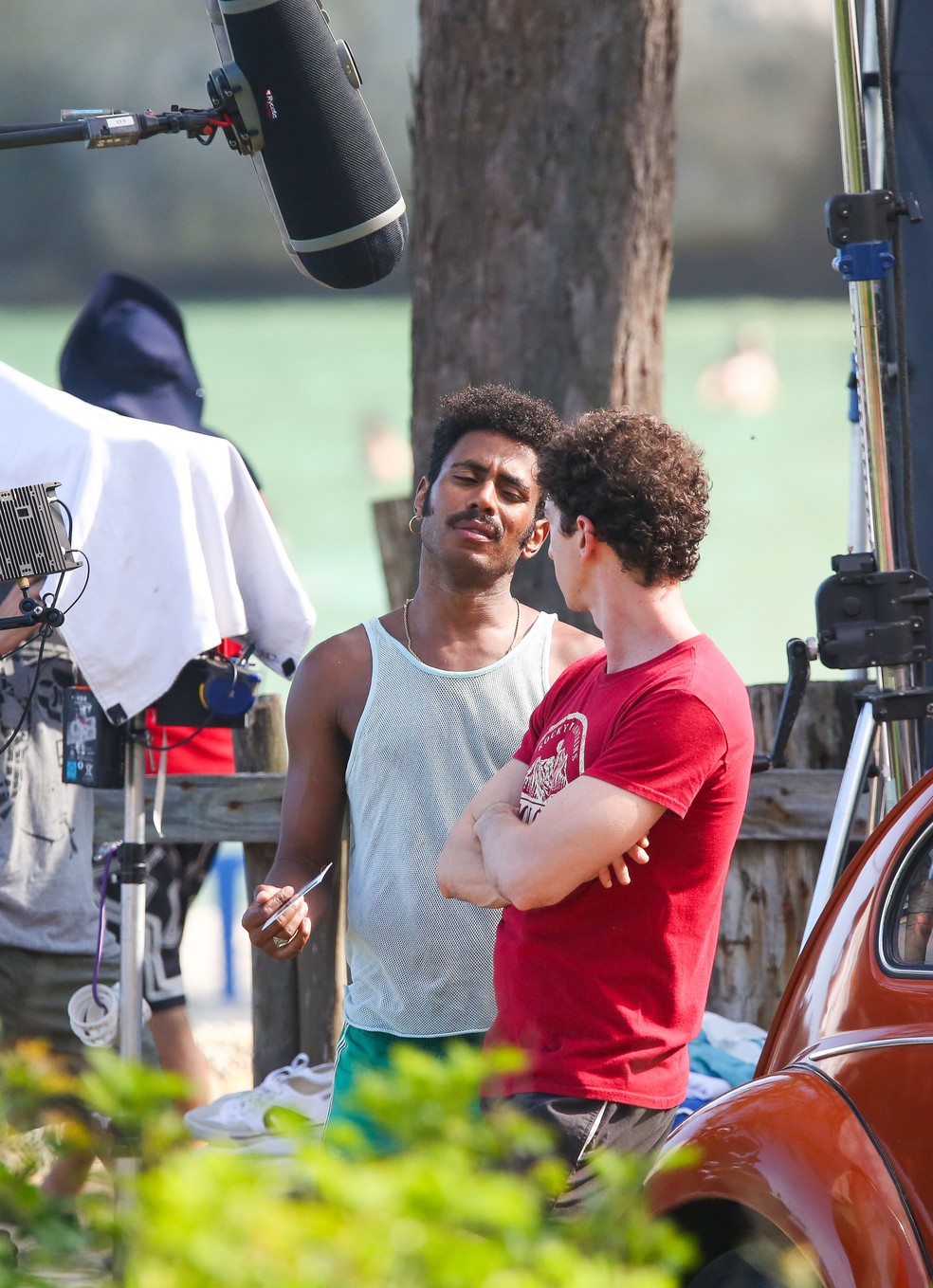 Ícaro Silva e Johnny Massaro trocam beijos em gravação no Rio; fotos