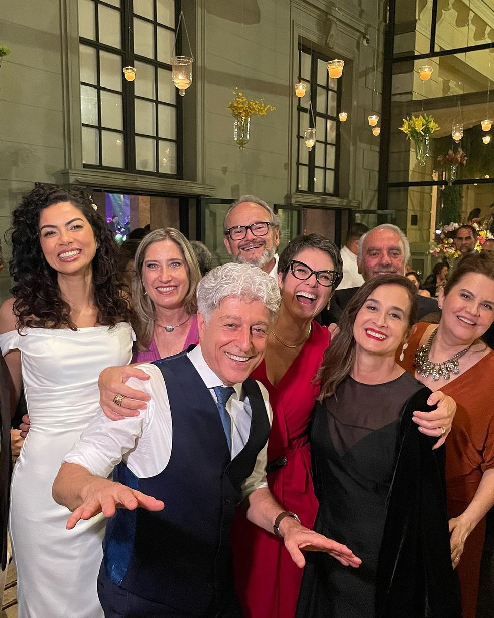 Caco Barcellos se casa com Carla Tilley após 'empurrãozinho' de Ana Maria Braga no 'Mais Você'