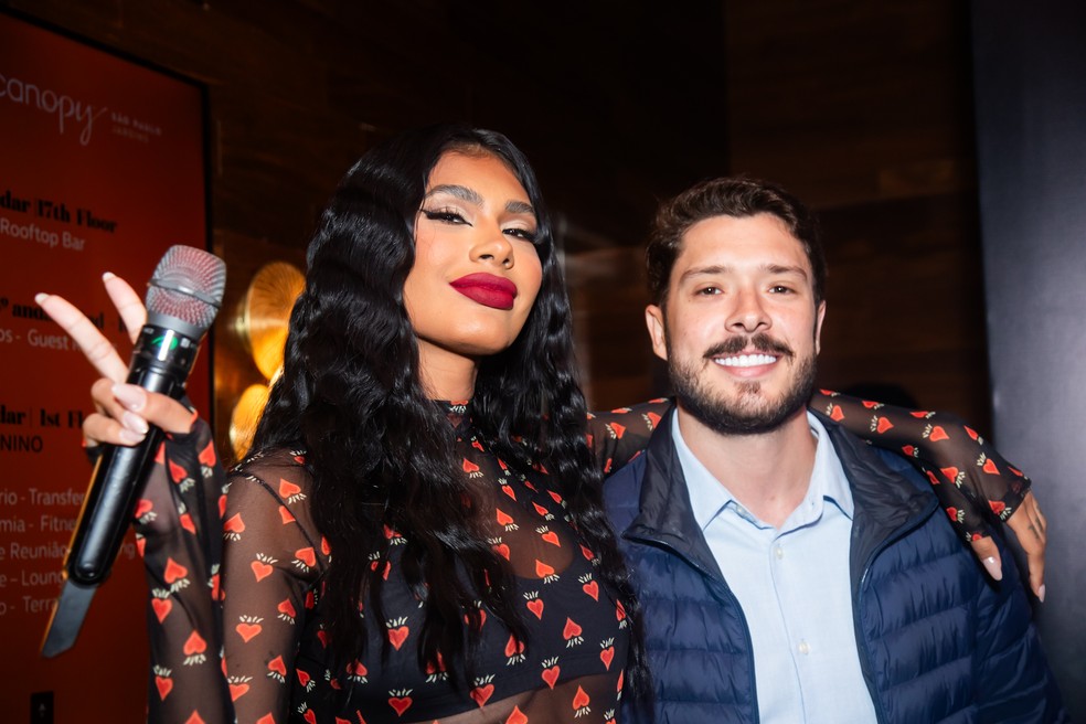 Cleo aposta em vestido transparente para evento de moda com famosos