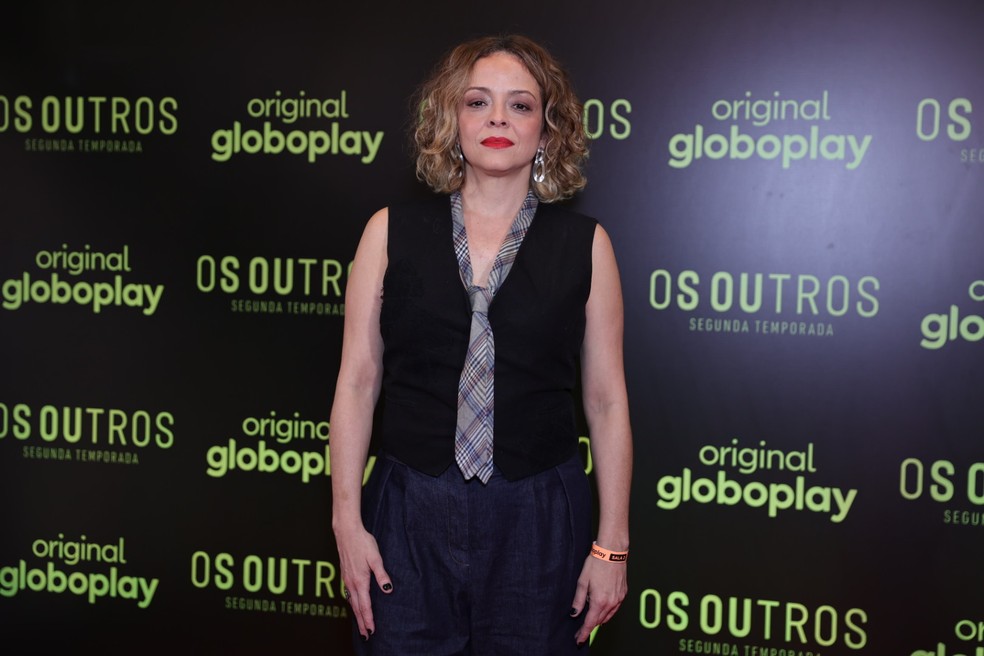 Elenco se reúne no lançamento da segunda temporada de 'Os Outros' em ...