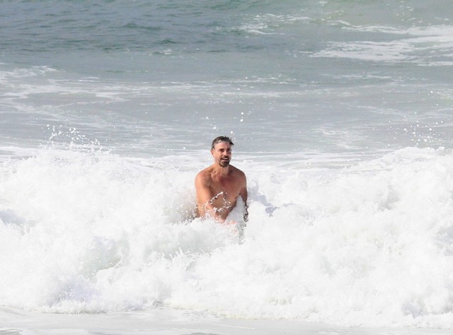 Reynaldo Gianecchini é fotografado de sunga em praia carioca