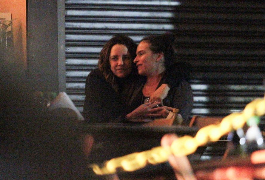 Cantora Ana Carolina e a namorada curtem noitada em clima de romance