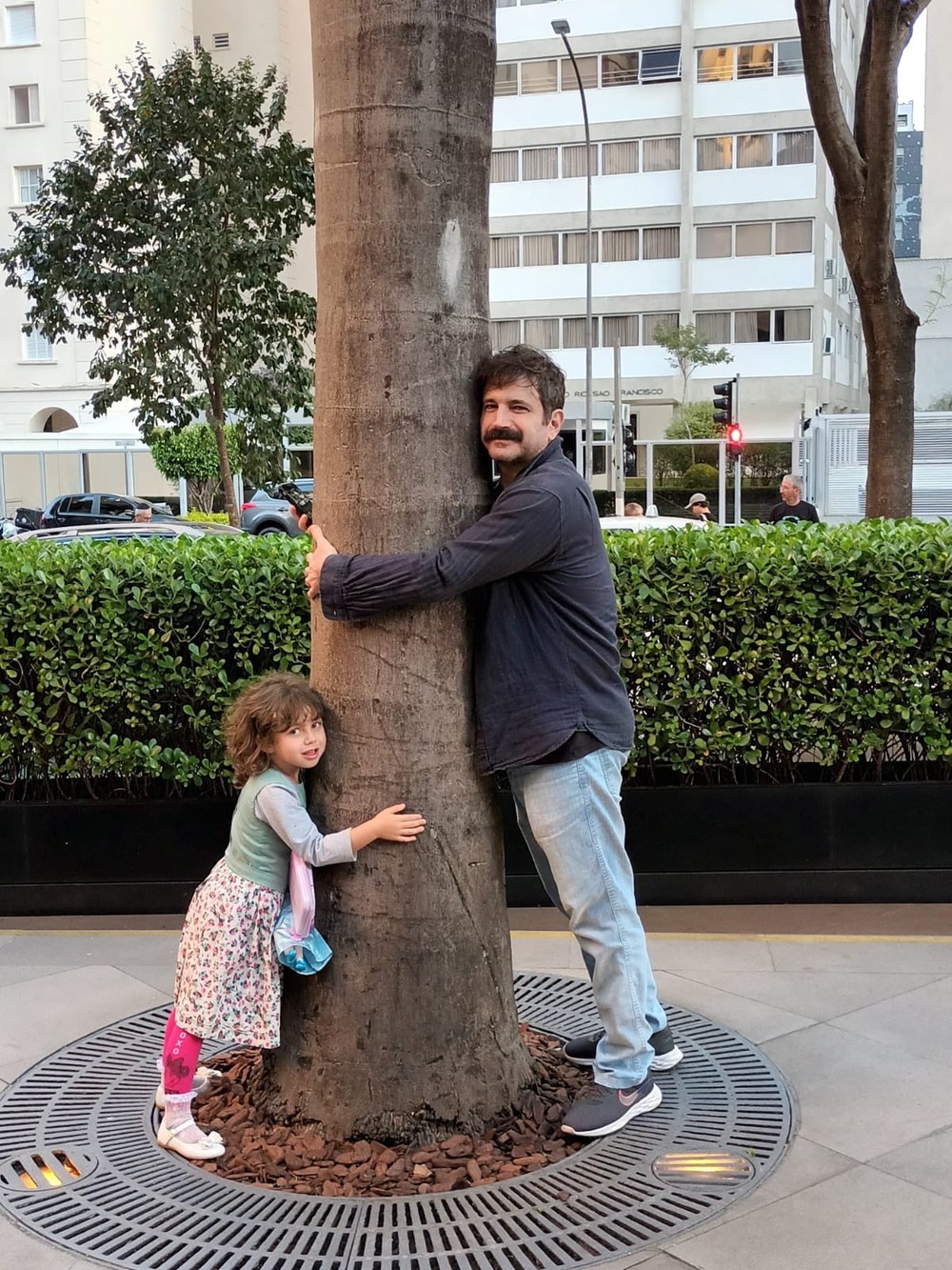 Caco Ciocler encanta ao compartilhar foto com neta
