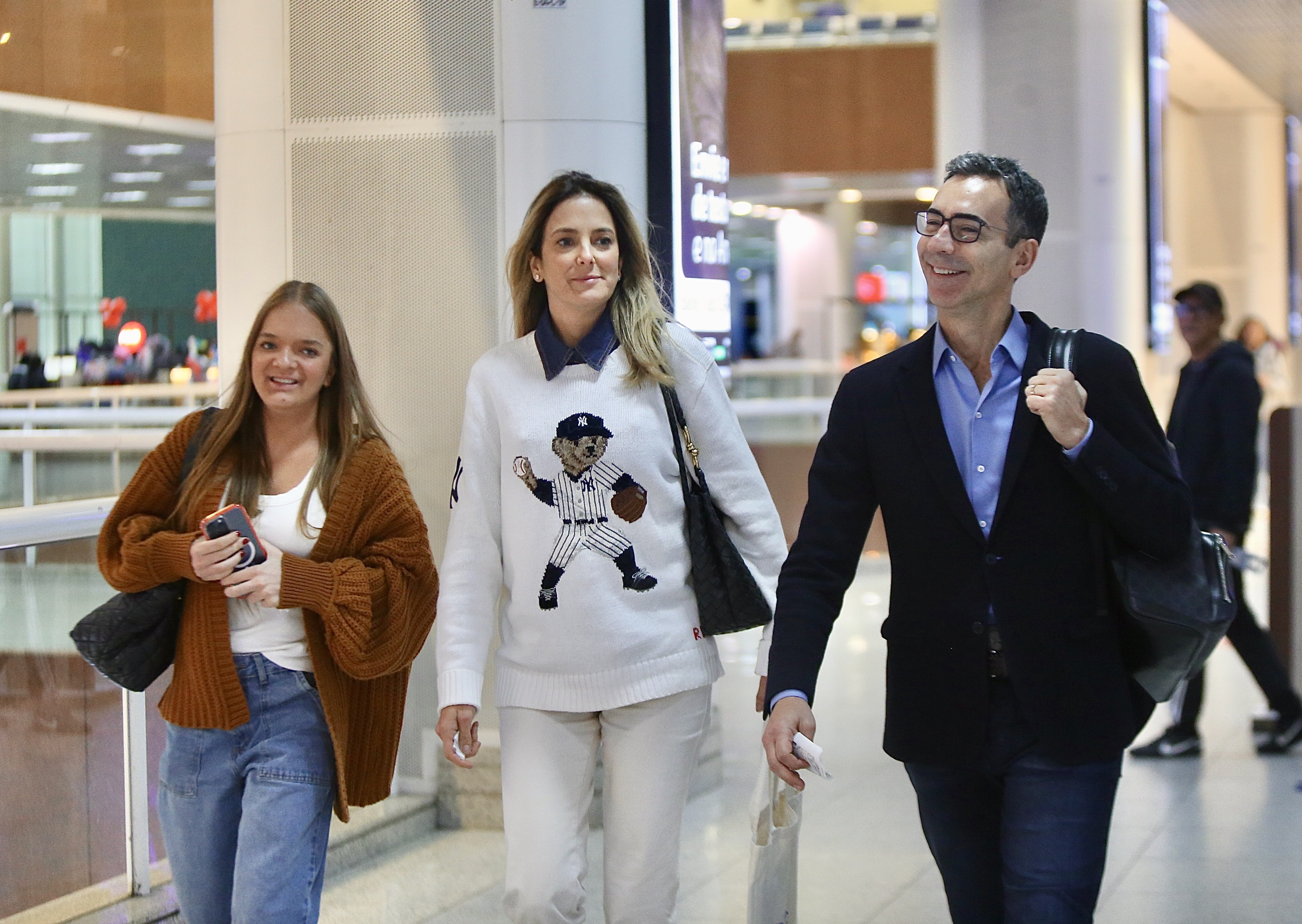 Cesar Tralli embarca com Ticiane Pinheiro e Rafa Justus no Rio; fotos