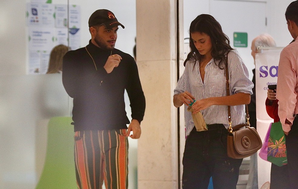 Alane Dias e Fran Gil passeiam por shopping no Rio de Janeiro; fotos