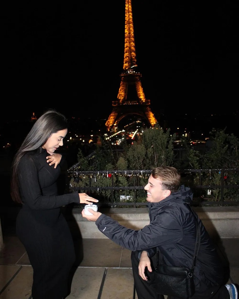Mariely Santos fica noiva aos pés da Torre Eiffel, em Paris
