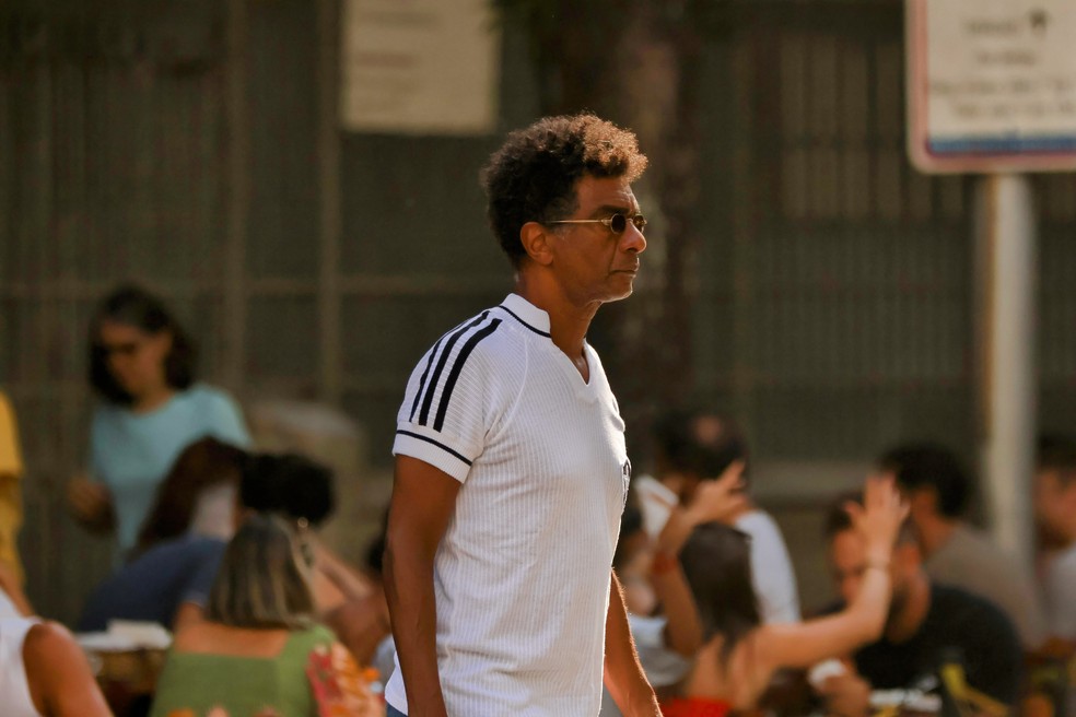 Hélio de la Peña faz rara aparição com a esposa em passeio romântico no Rio