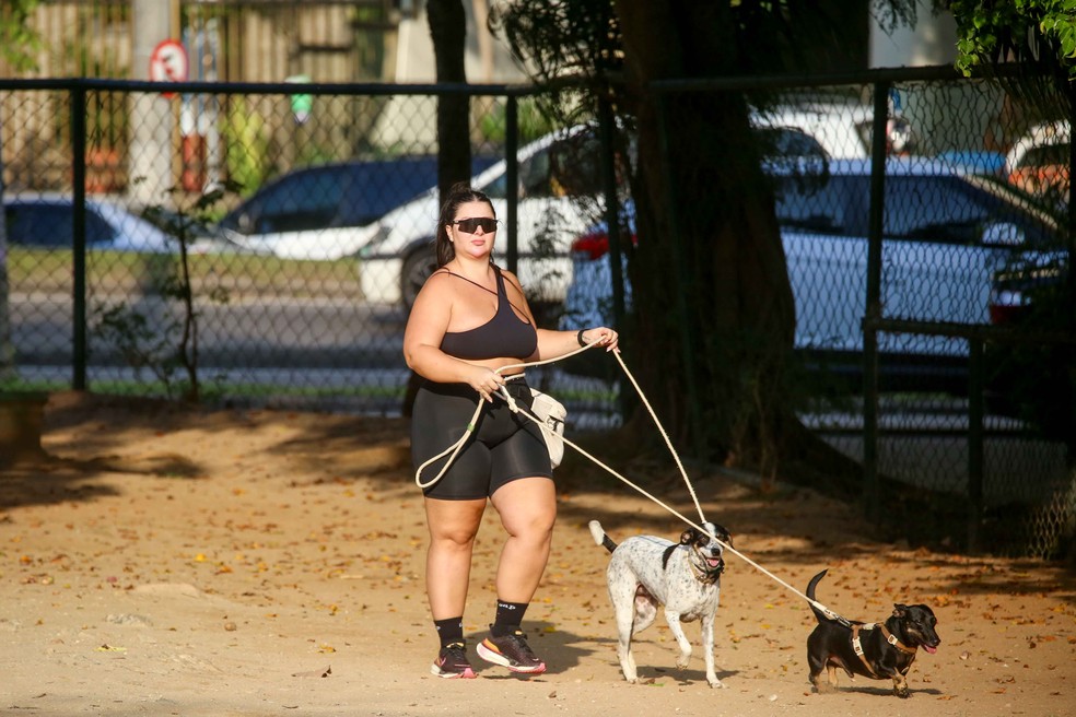 Letticia Munniz, do 'Domingão', passeia com cachorros no Rio; fotos