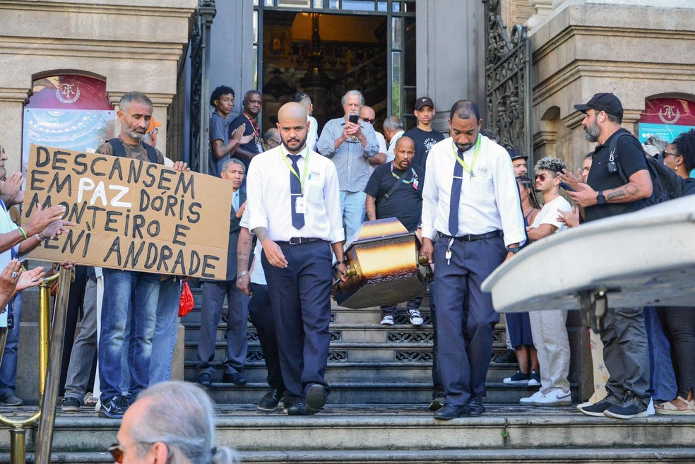 Amigos e fãs prestam homenagens no final do velório de Leny Andrade e Doris Monteiro
