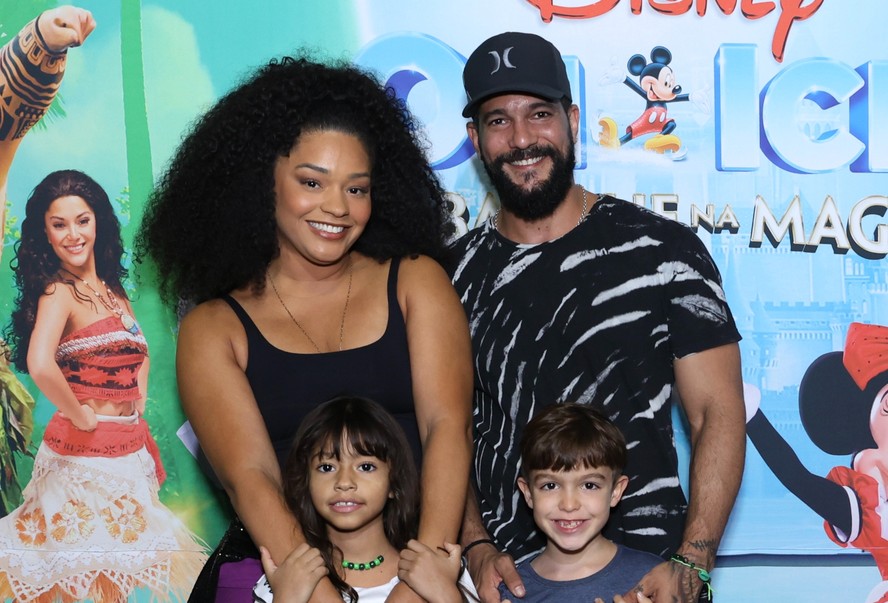 Discreta, Juliana Alves comparece a um evento e posa pela 1ª vez com o ...