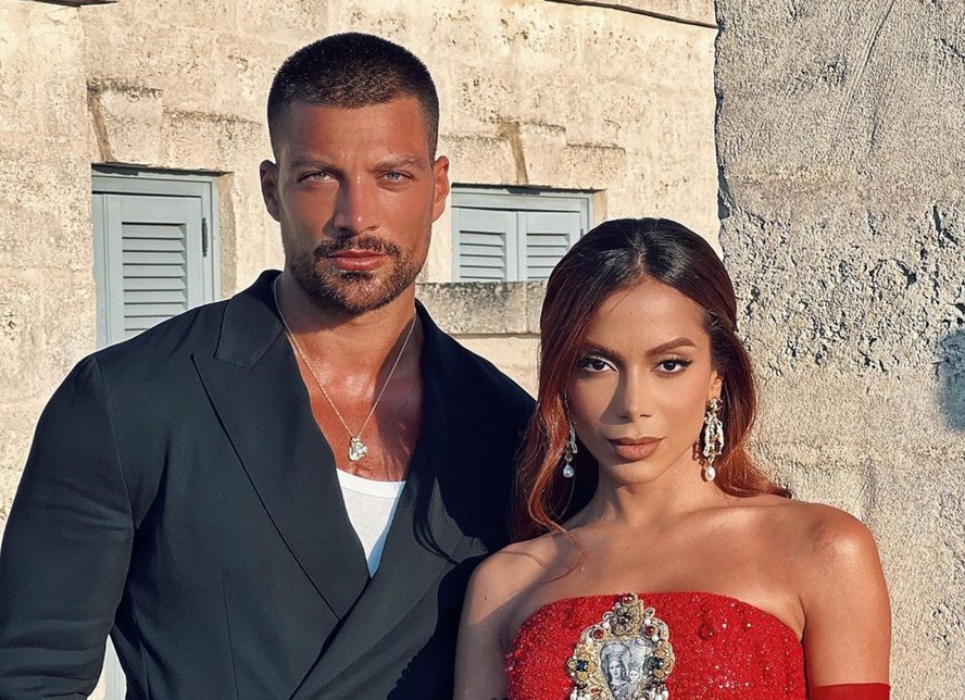 Anitta aposta em look vermelho ao lado de Simone Susinna, apontado como ...