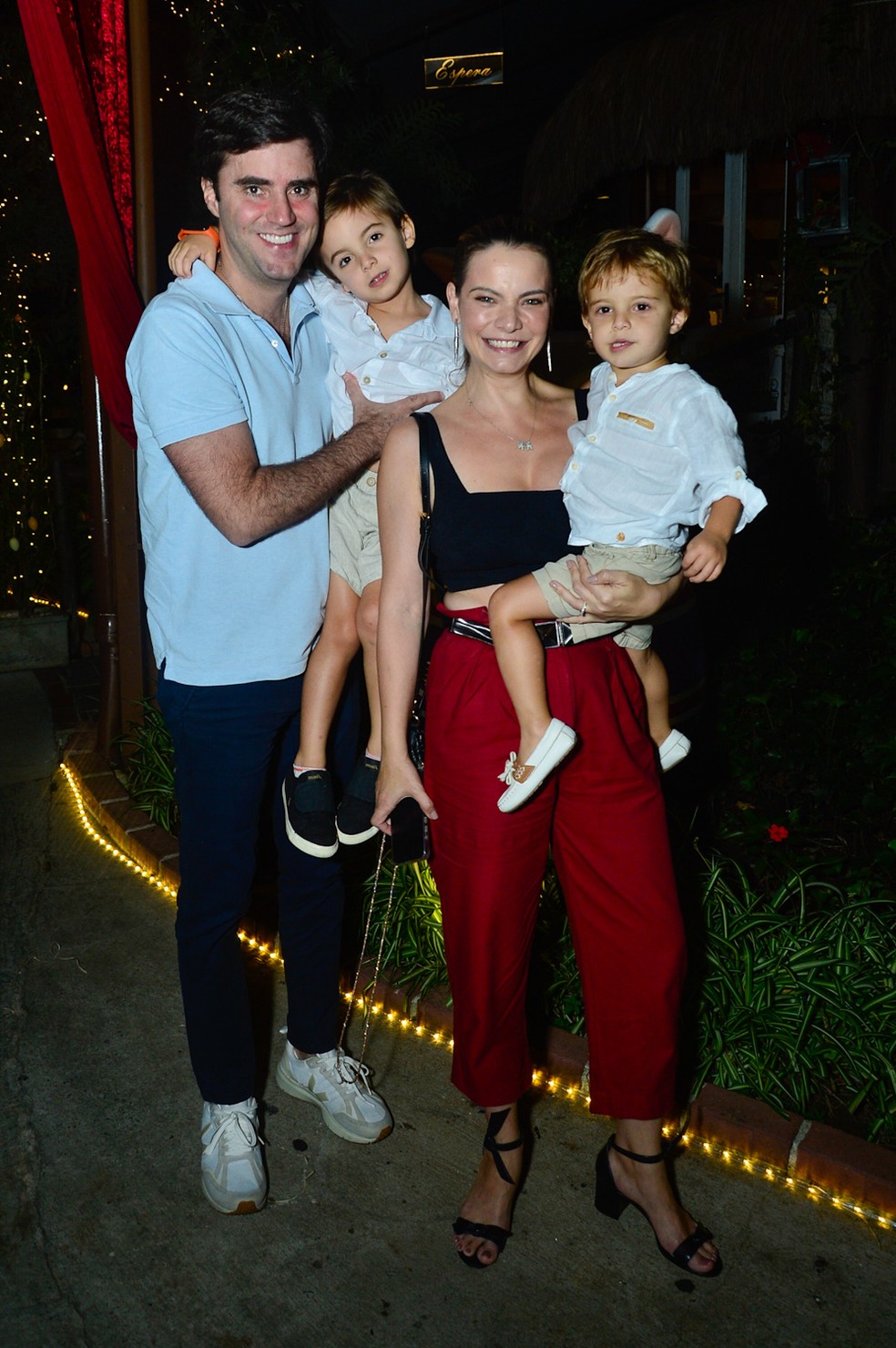 Milena Toscano faz aparição pública rara com o marido e filhos