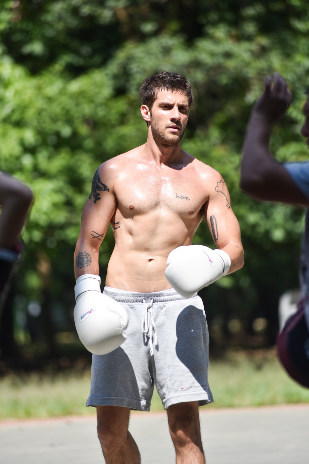 Chay Suede treina boxe em praça de São Paulo