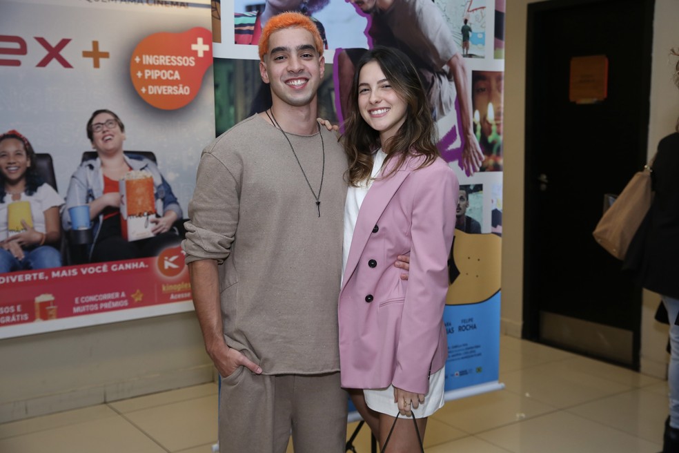 Escritora Lara Rodi, irmã de Cauã Reymond, troca beijos com Matheus Costa