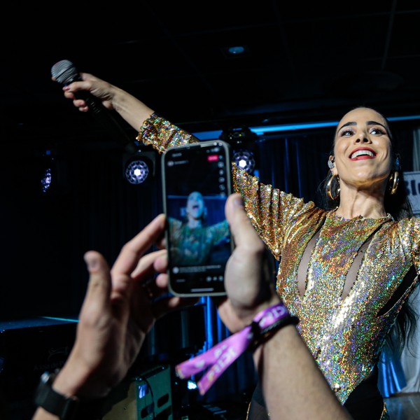 Wanessa Camargo chega com Dado Dolabella para show em camarote da ...