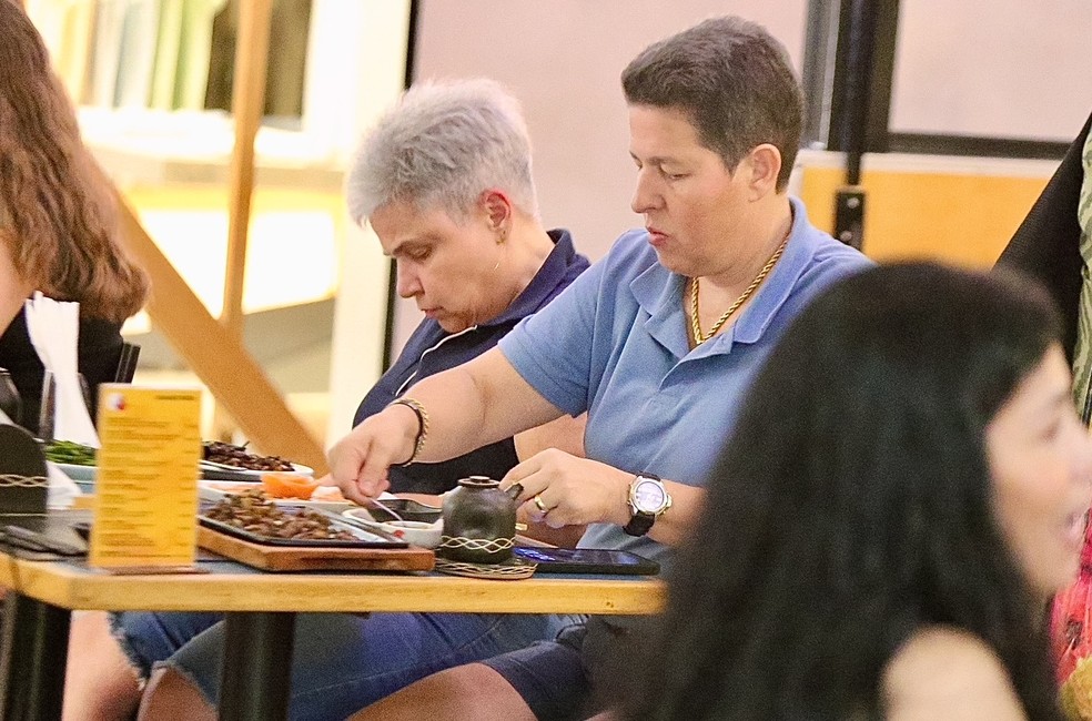 Fora da TV, Claudia Rodrigues é clicada com a namorada, Adriane Bonato