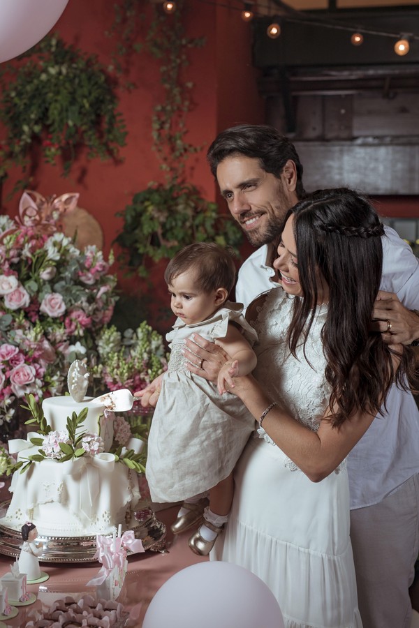 Thiago Arancam e Aline Frare batizam Angelina, de sete meses, em São Paulo