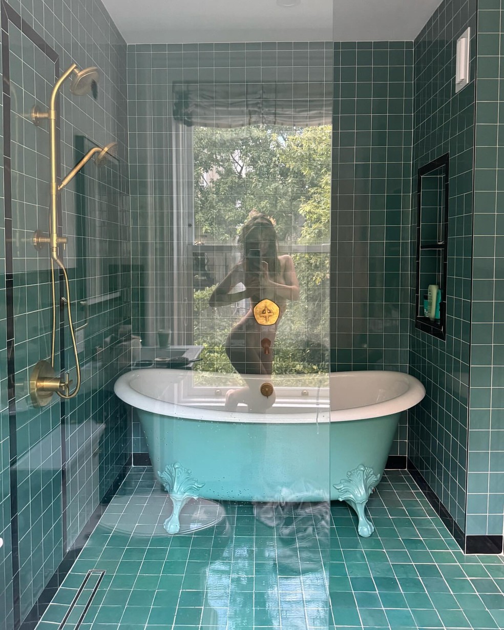 Emily Ratajkowski posa nua em reflexo de box, e eleva temperatura da web