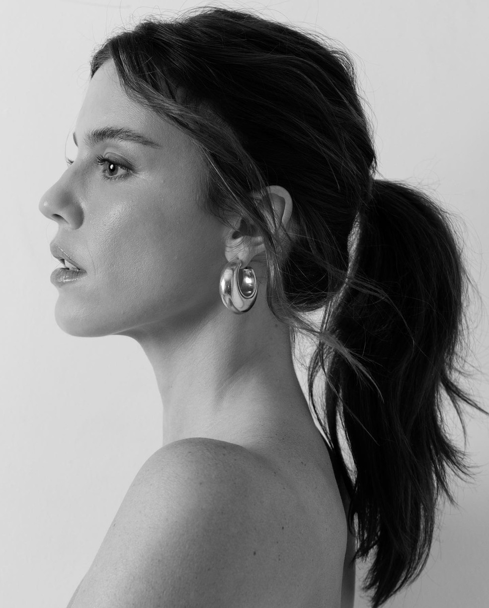 Alice Wegmann divulga fotos inéditas de ensaio nu sem filtro