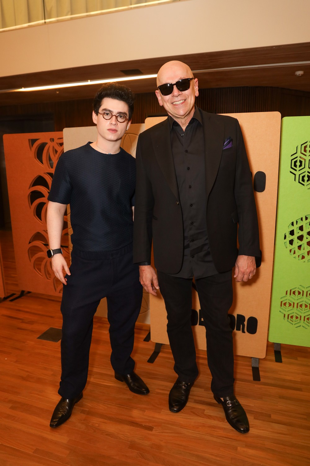 Leandro Karnal faz aparição pública rara com o marido, o cantor Vitor Fadul