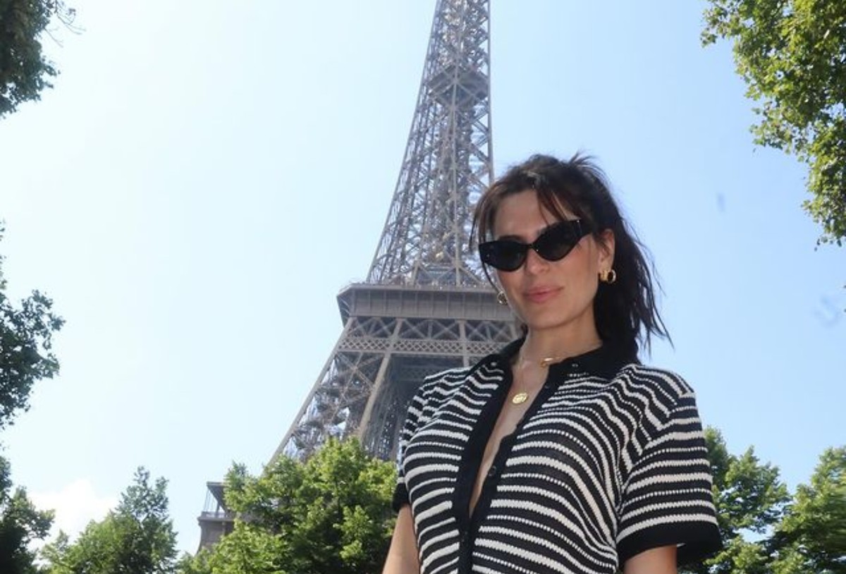 Em Paris, Mariana Goldfarb descumpre regra do Museu do Louvre