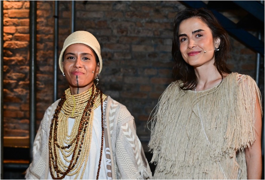 Maria Casadevall e namorada, Airam Mares, arrecadam fundos para companhias de teatro do RS em evento