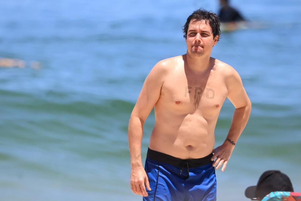 Galã nos anos 2000, Felipe Dylon curte dia de praia no Rio de Janeiro