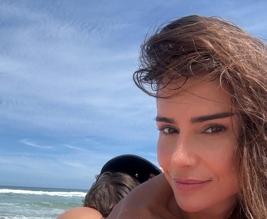 De biquíni branco, Deborah Secco curte dia de praia em Fernando de Noronha