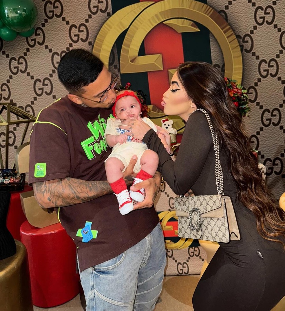 MC Mirella e Dynho Alves fazem mesversário da filha com tema de grife ...