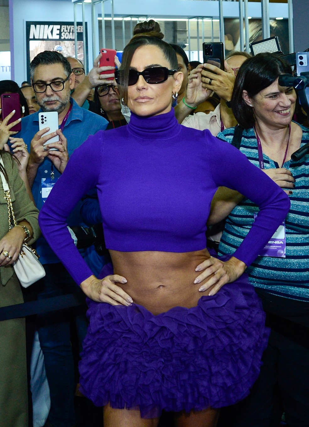 Após separação, Deborah Secco participa de evento com barriga à mostra