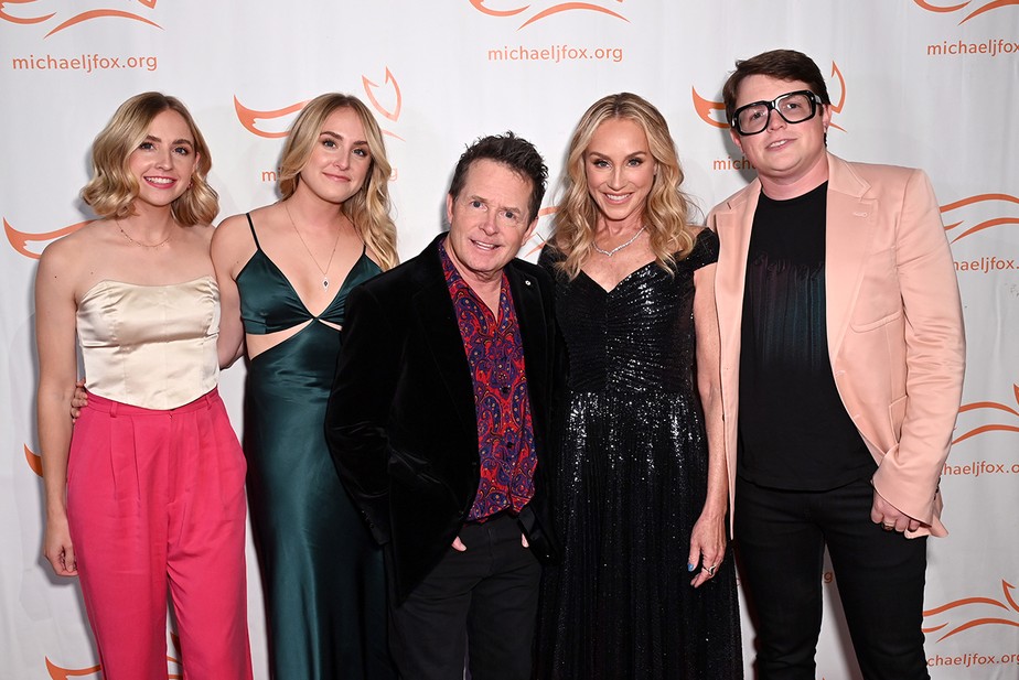 Michael J. Fox faz rara aparição ao lado da família em evento sobre ...