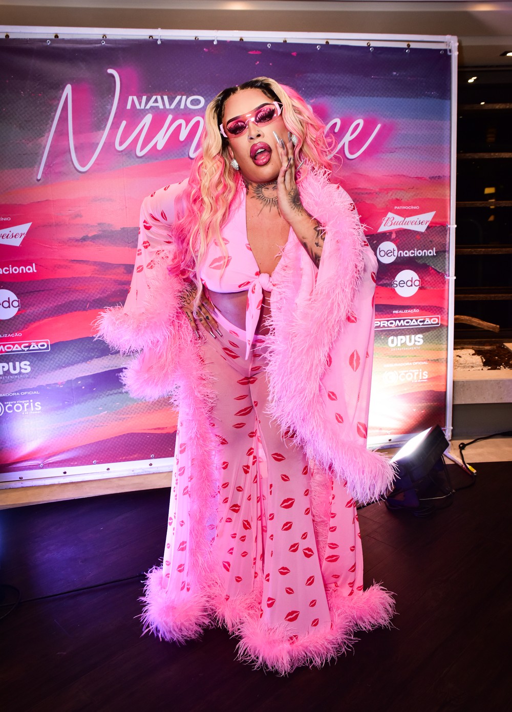 Gloria Groove usa look barbiecore com transparência para show no navio ...