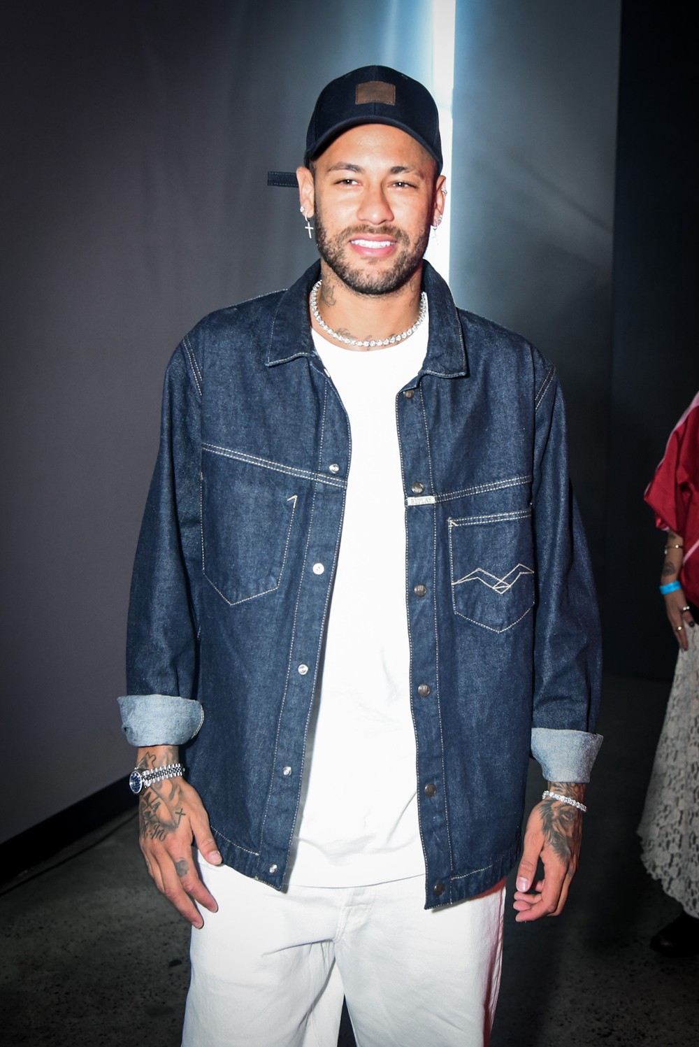 Sorridente, Neymar assiste a desfile de moda em meio a polêmica de ...